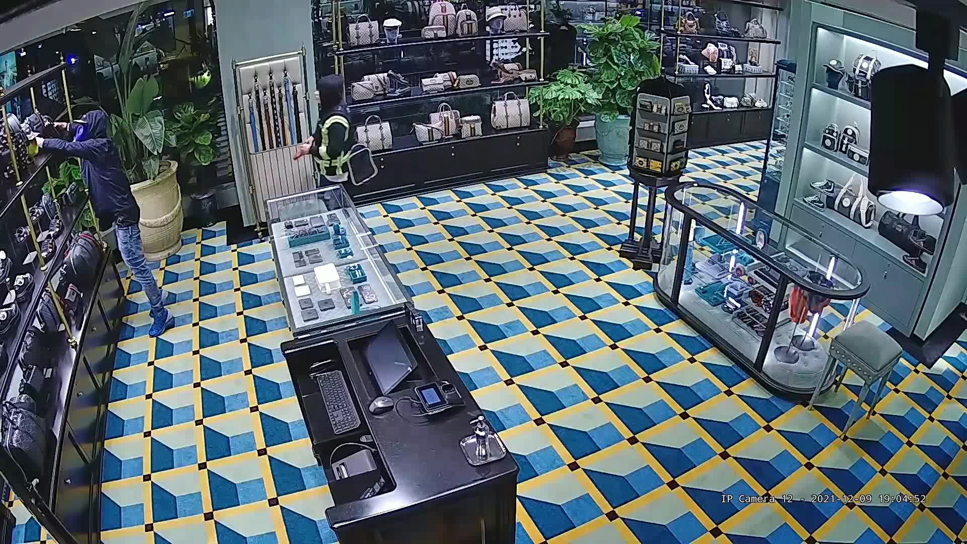 Masked robbers ransack Gucci store in Vancouver, BC - Vancouver Is Awesome