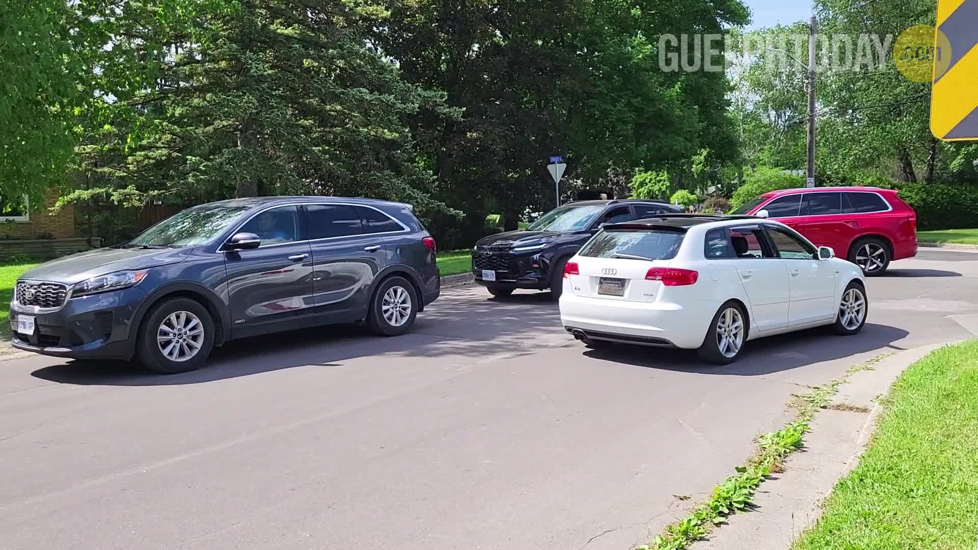 Closed intersection causing traffic chaos for neighbourhood (VIDEO ...